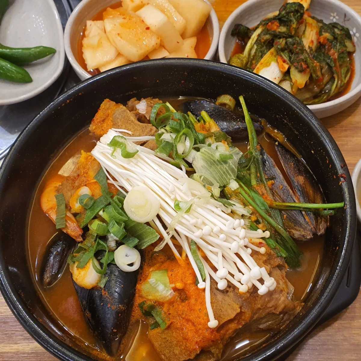 뚝배기 가득 진한 국물과 야들야들한 고기의 조화, 감자탕 맛집 5곳